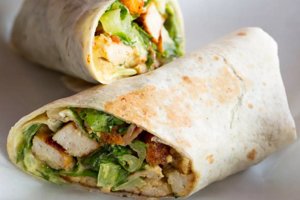 Wrap de frango com salada, lanche leve e delicioso - Água na Boca